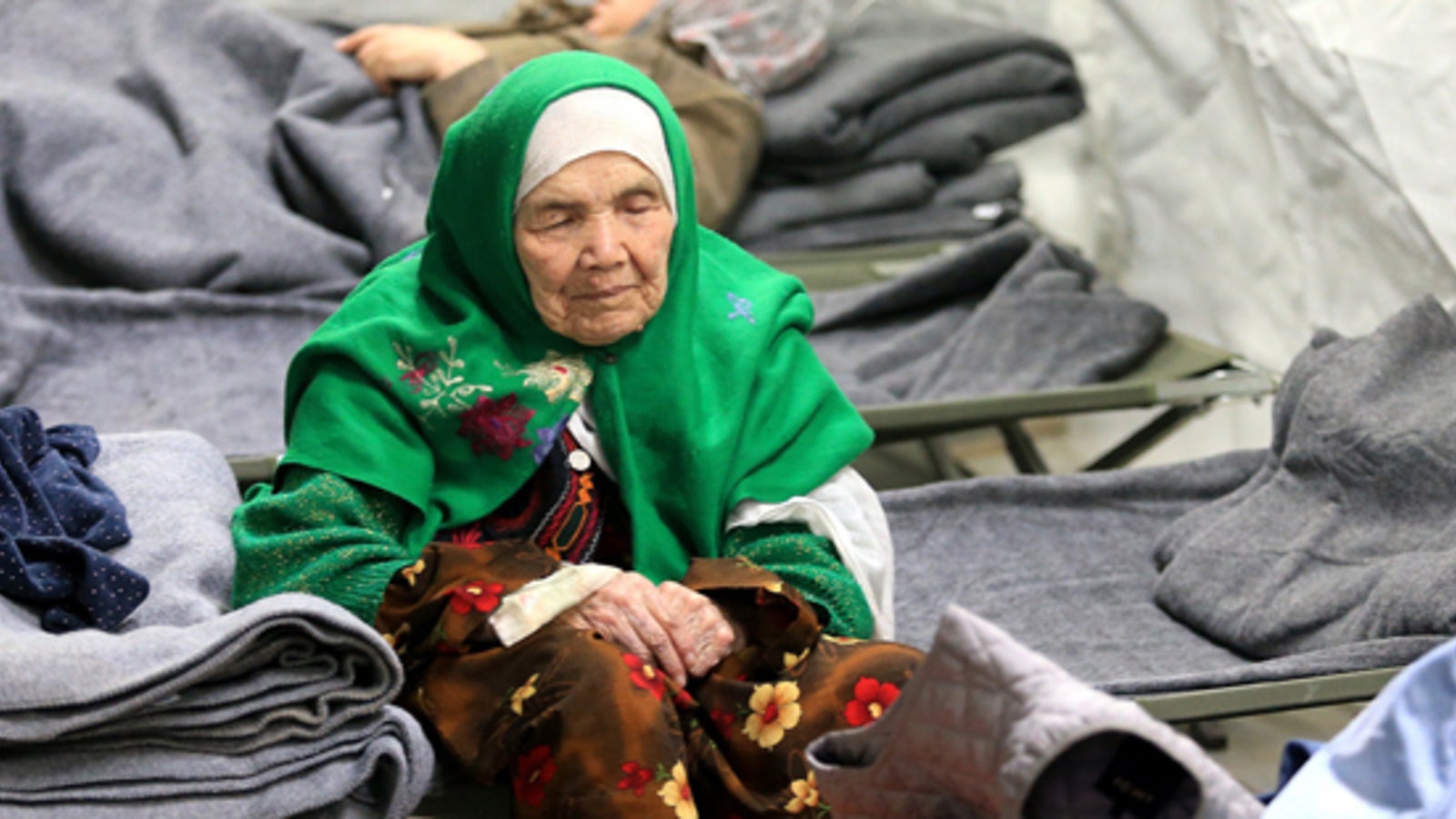 105-jährige Afghanin auf der Flucht - oe24.at