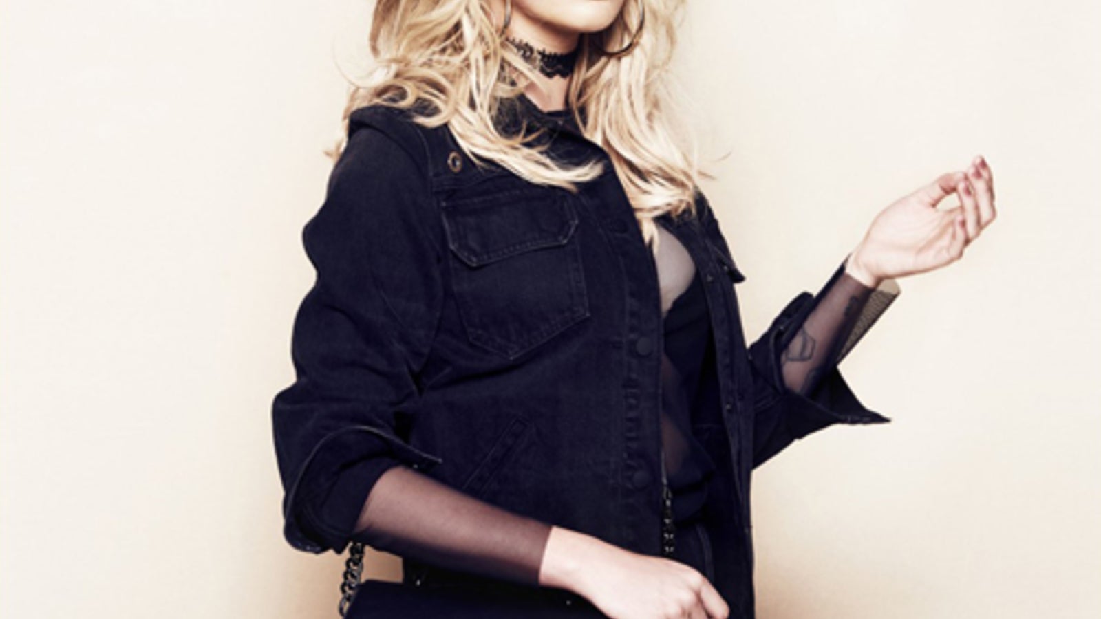 Guess-Kampagne mit Ireland Baldwin - madonna24.at