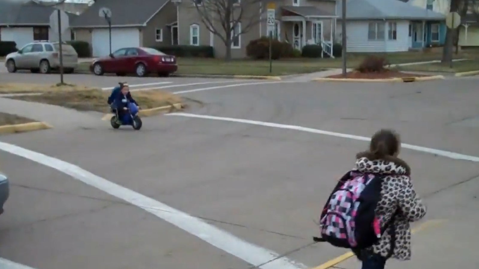 Kind fährt mit Motorrad in Kindergarten - oe24.tv