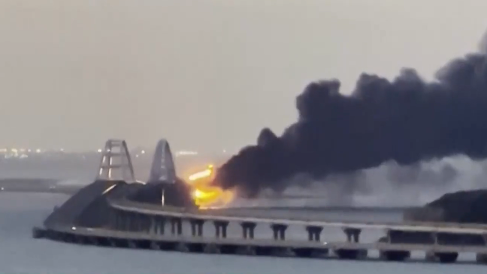 Ukraine: Fragen um die Explosion auf der Krim-Brücke (ENG) - oe24.tv