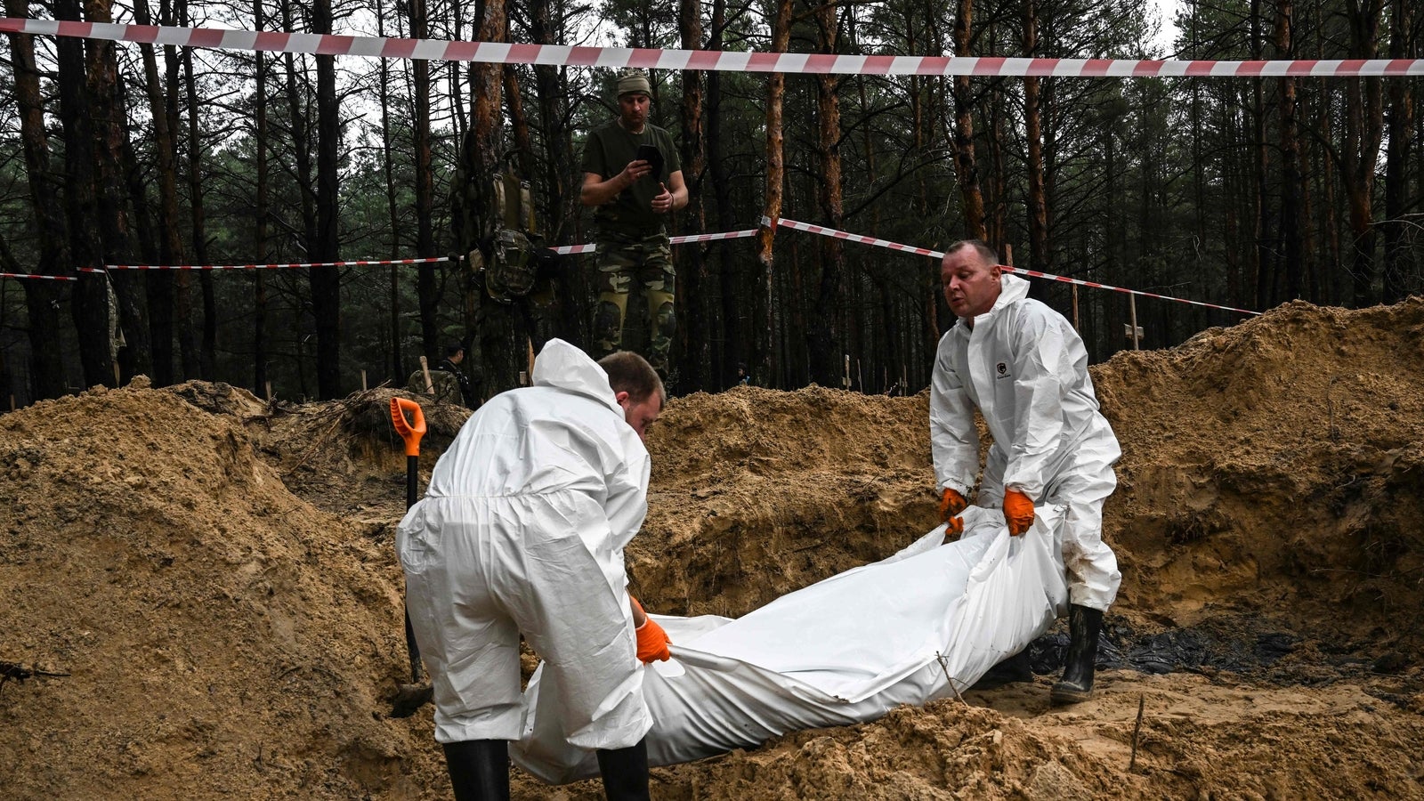 Gefesselte Leichen, Folterspuren: Hinweise auf russische ...