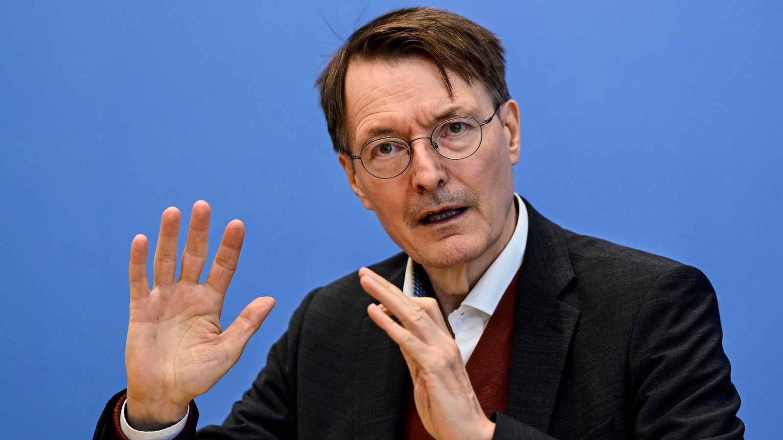 Deutscher Gesundheitsminister Lauterbach beharrt auf Corona-Maßnahmen - oe24.at