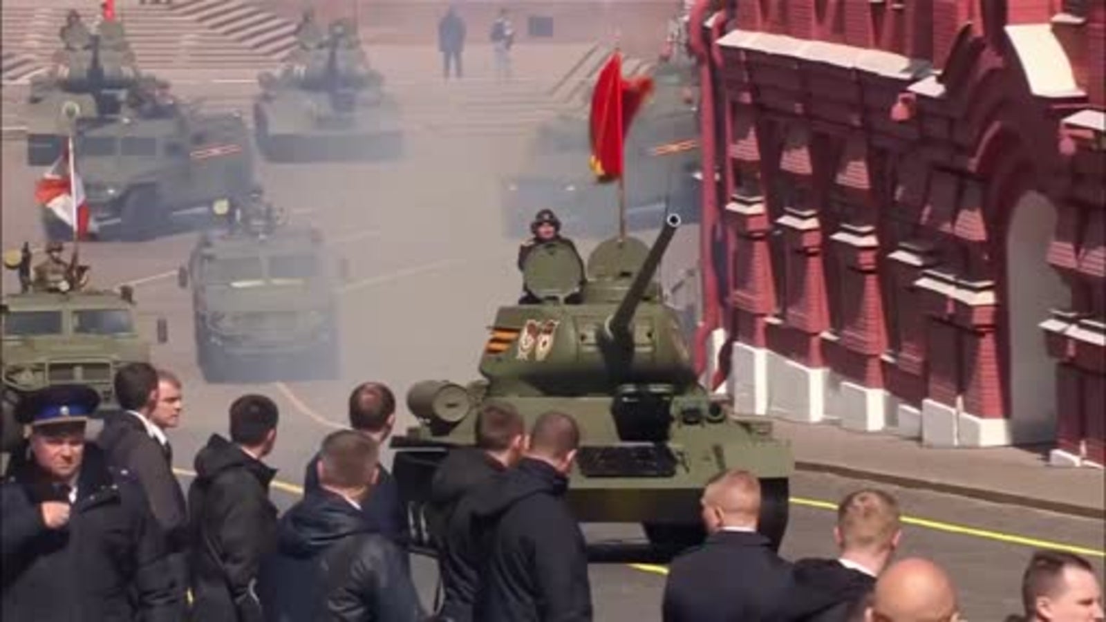 Putins Siegesparade enthält nur einen einzigen Panzer - oe24.tv