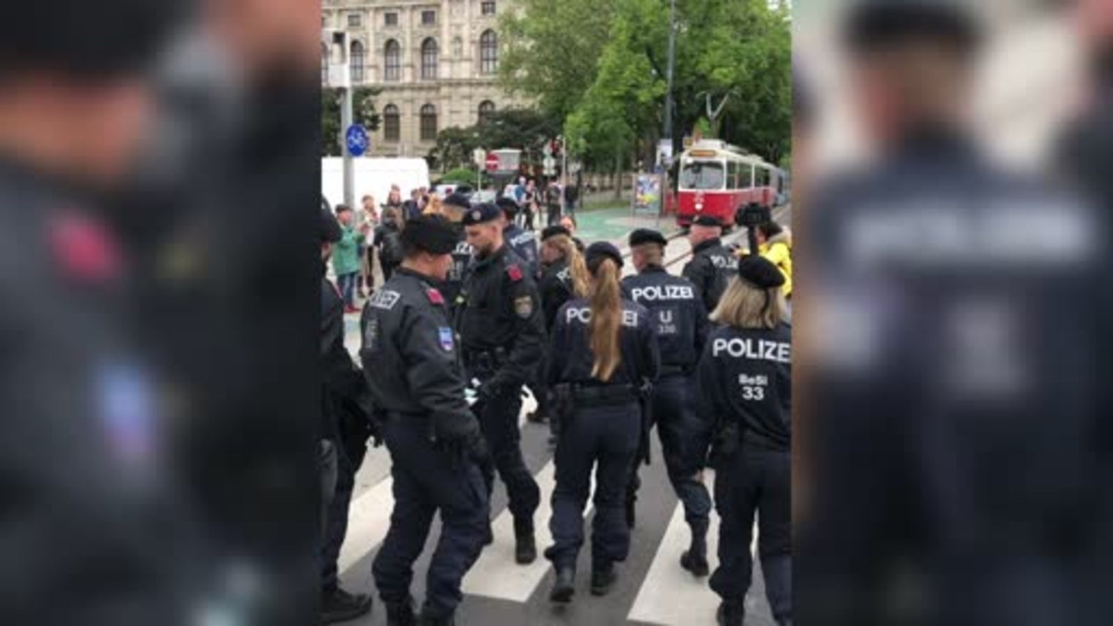 Klima-Aktivistin Anja Windl wird weggetragen - oe24.tv