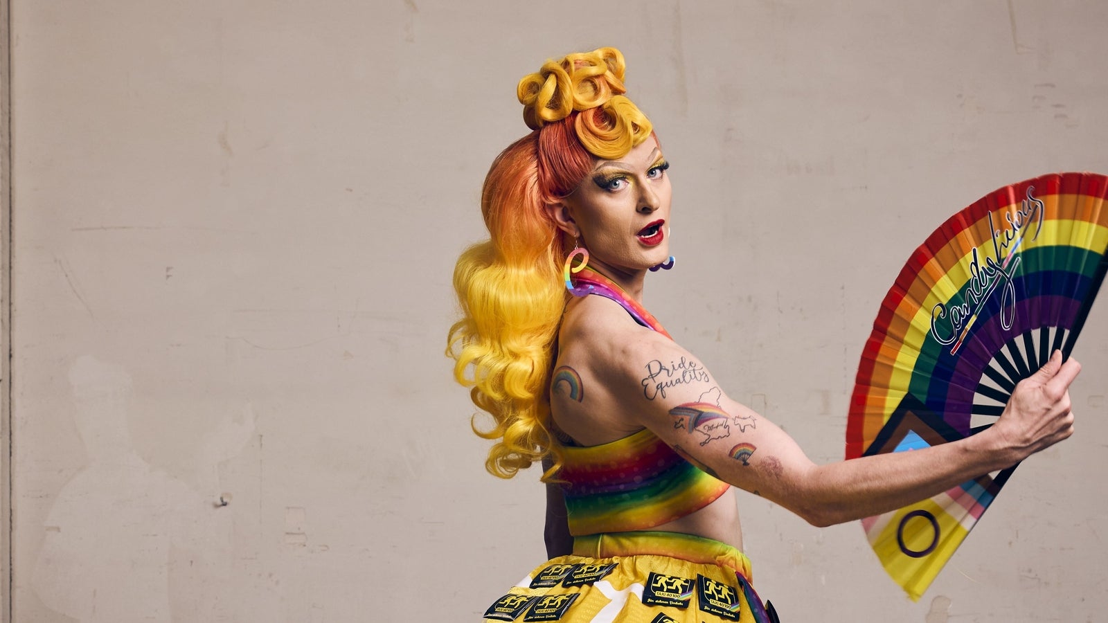 Drag-Queen Candy Licious trägt "Kondom-Kleid" auf Pride-Parade - oe24.at