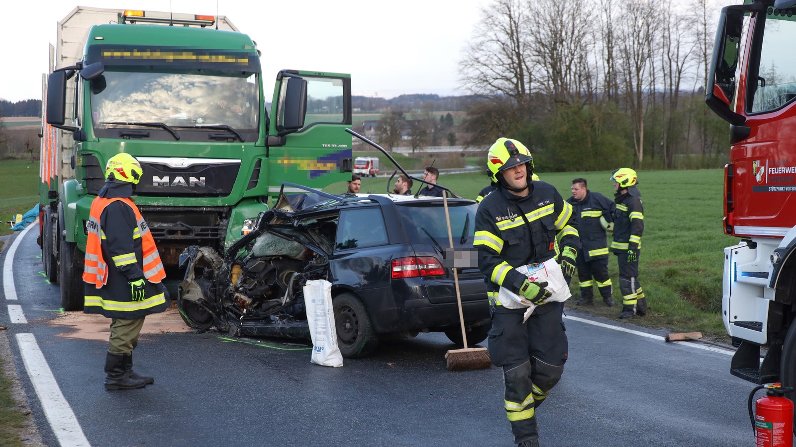Autofahrer weicht Reh aus und kracht in Lkw – 55-Jähriger tot - oe24.at