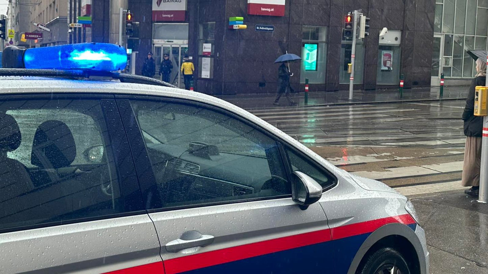 Schießerei bei Geldtransport-Überfall in (!) Bank - oe24.at