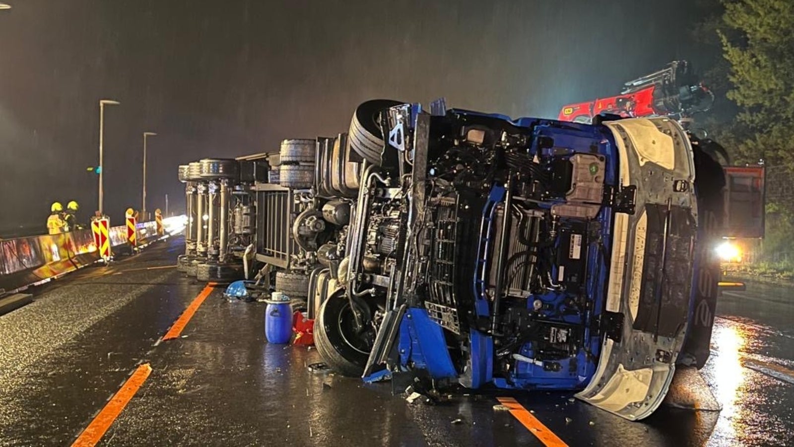 Komplettsperre: Lkw kippte auf A2 um - oe24.at