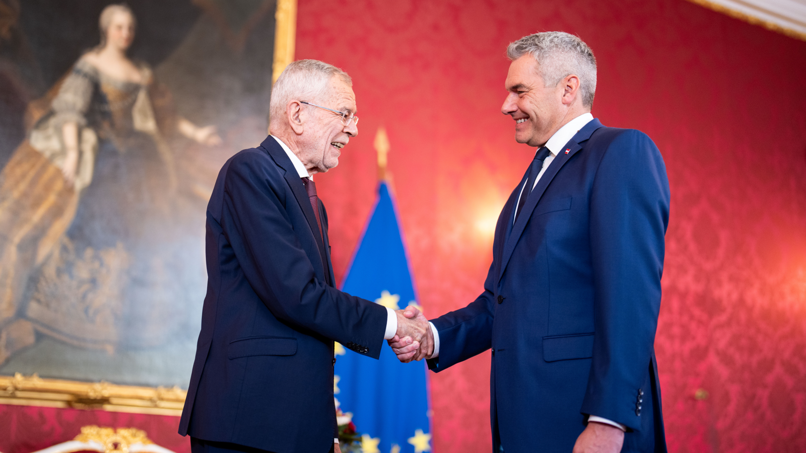 Van der Bellen beauftragt Nehammer mit der Regierungsbildung - oe24.tv