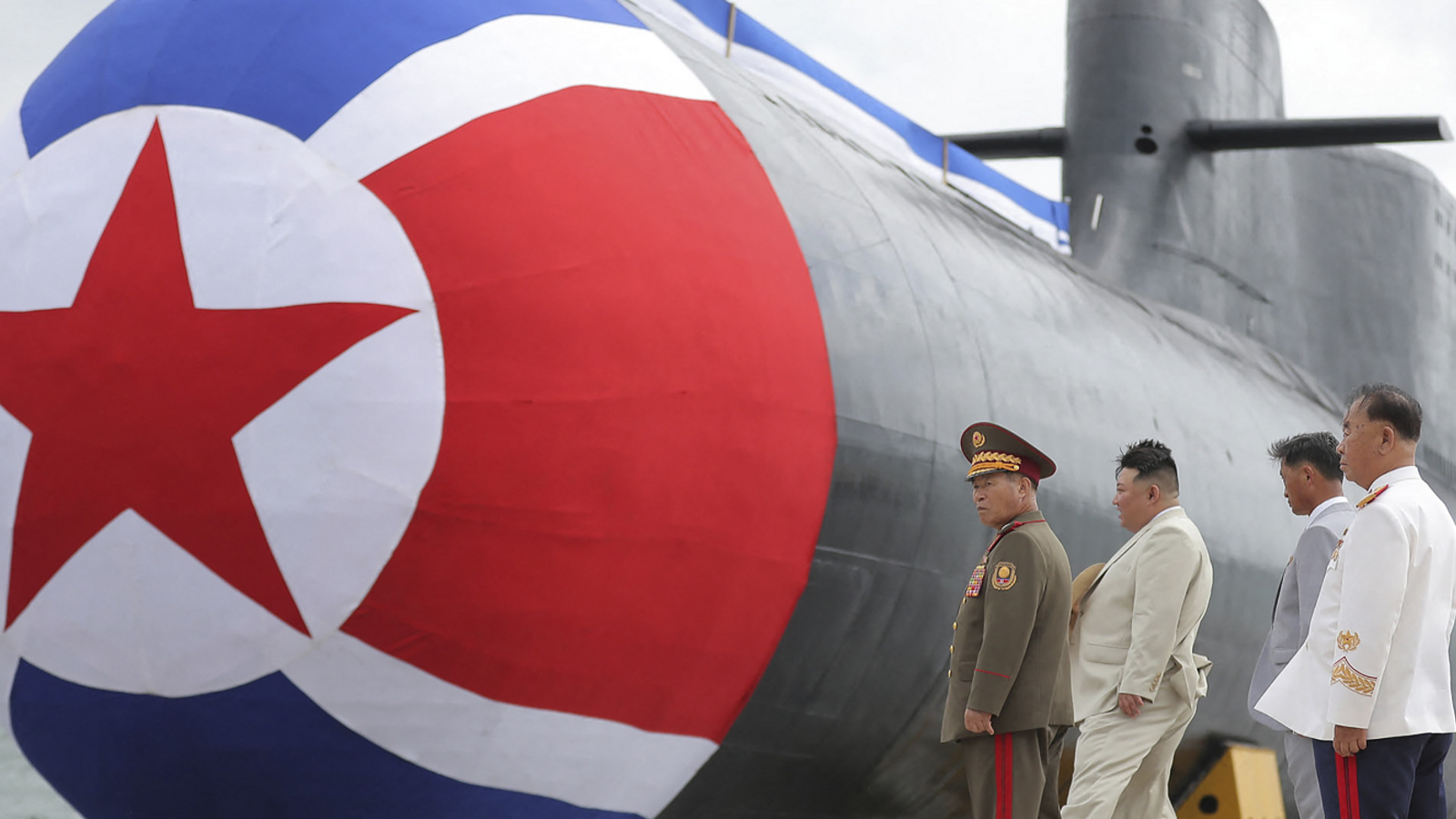 Nordkorea weiht erstes taktisches Atom-U-Boot ein - oe24.at