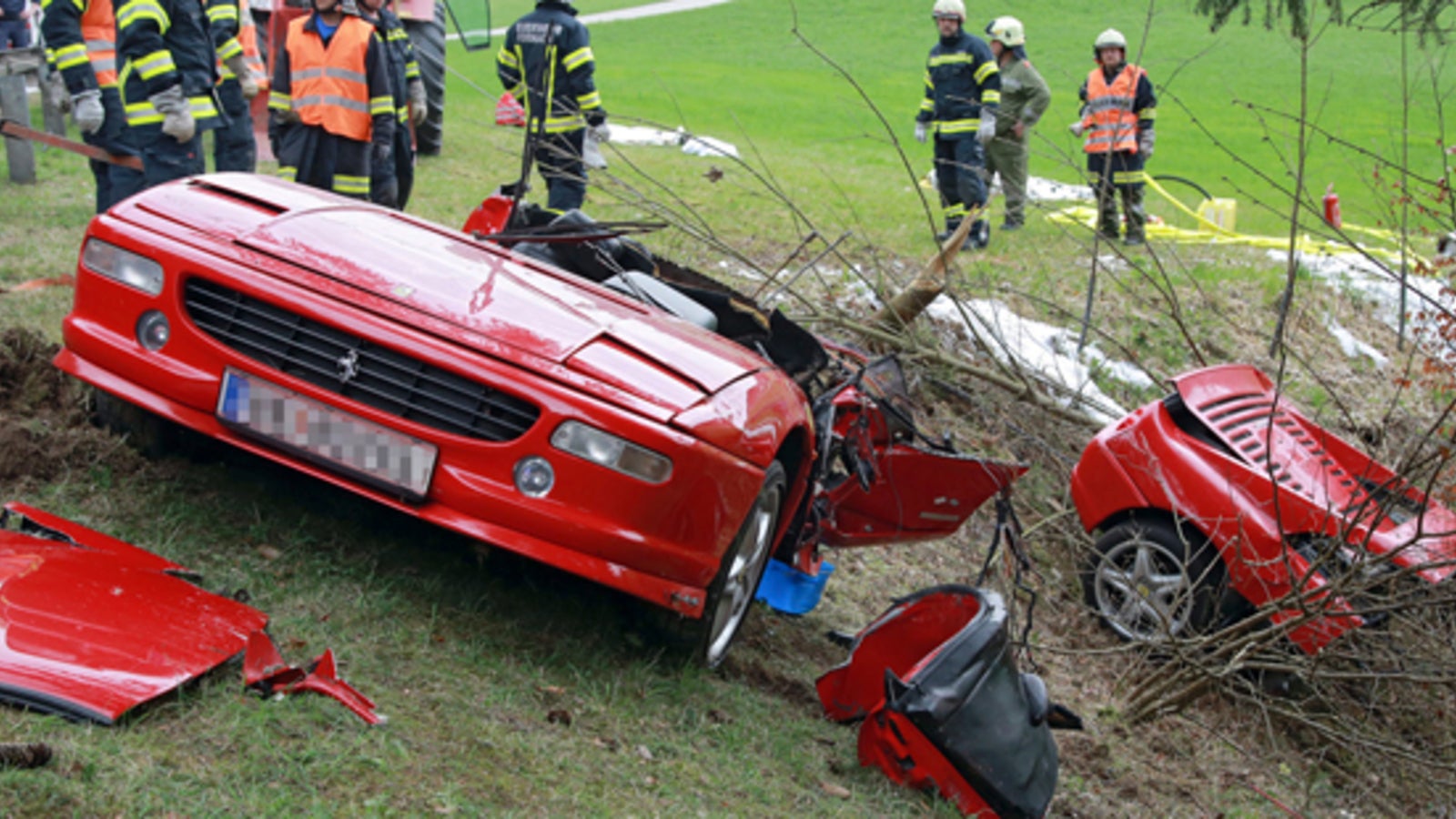 Ferrari geteilt: 2 Tote bei Horror-Crash - oe24.at