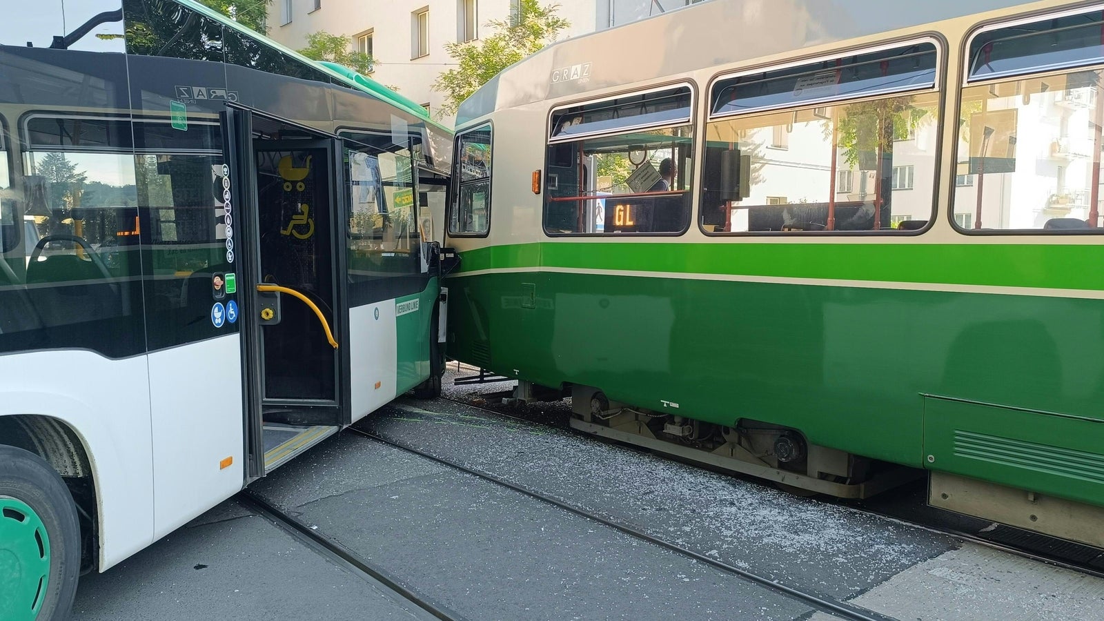 17 Verletzte bei Bus-Crash mit Bim – Lenker war in Ausbildung - oe24.at