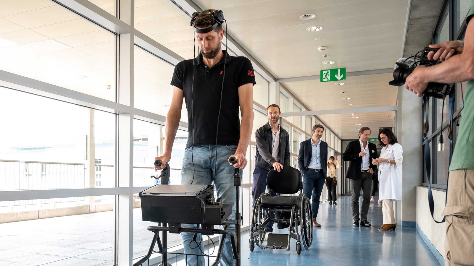 Wunder: Gelähmter kann mit Implantat wieder gehen - oe24.at