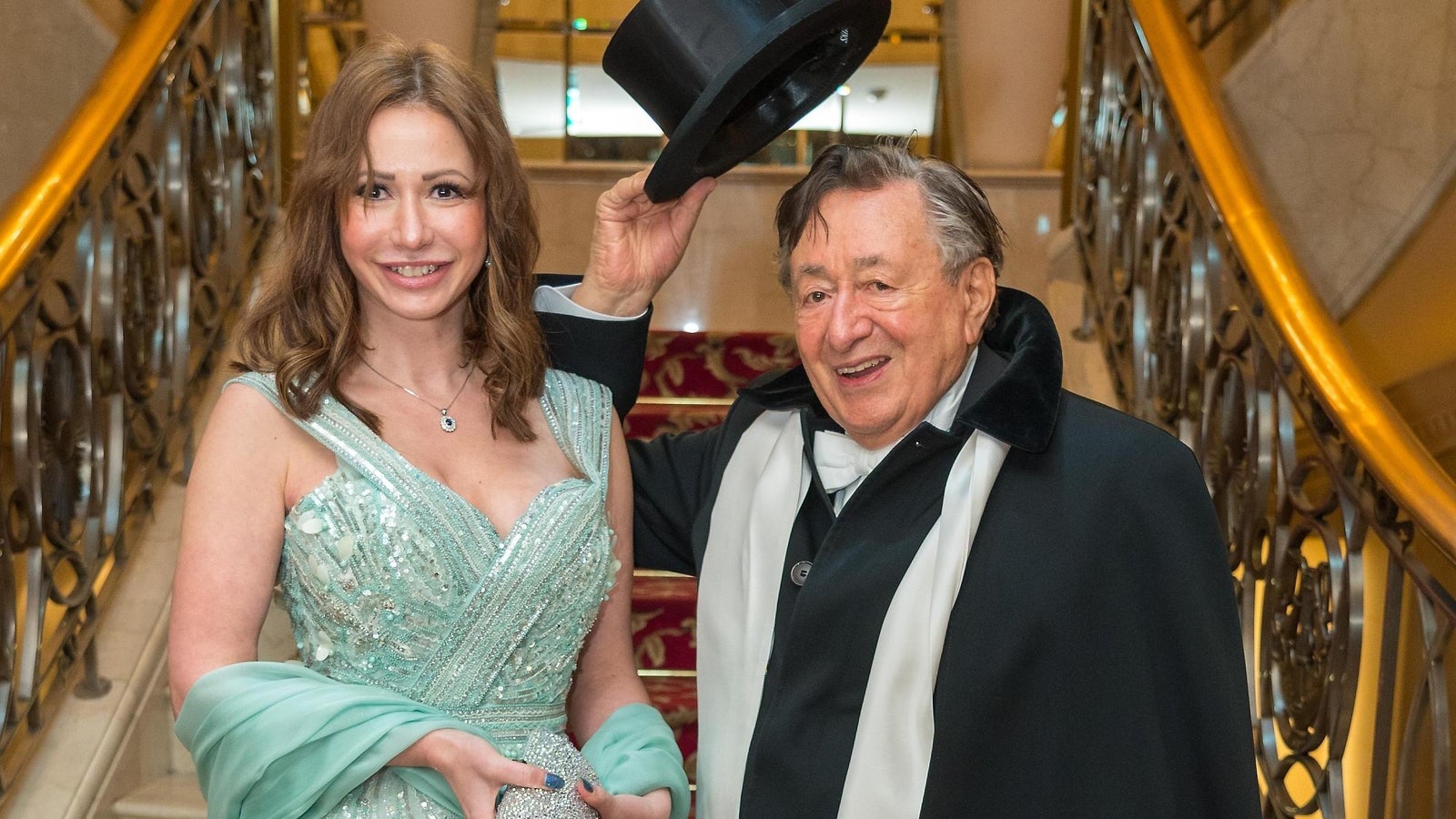 Lugner turtelt jetzt mit Ex-"Täubchen" - stars24