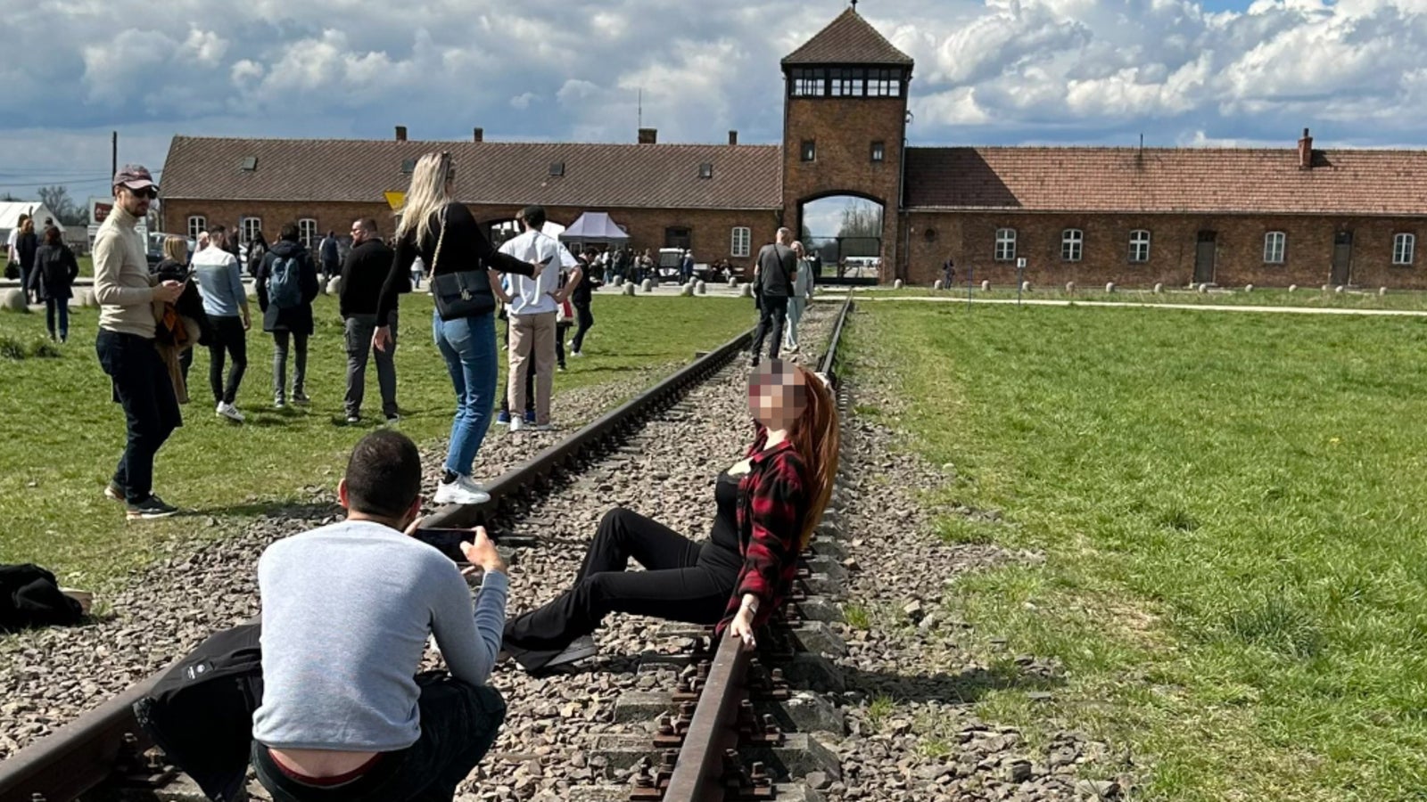 Skandal: Touristen posieren vor KZ Auschwitz für Fotos - oe24.at