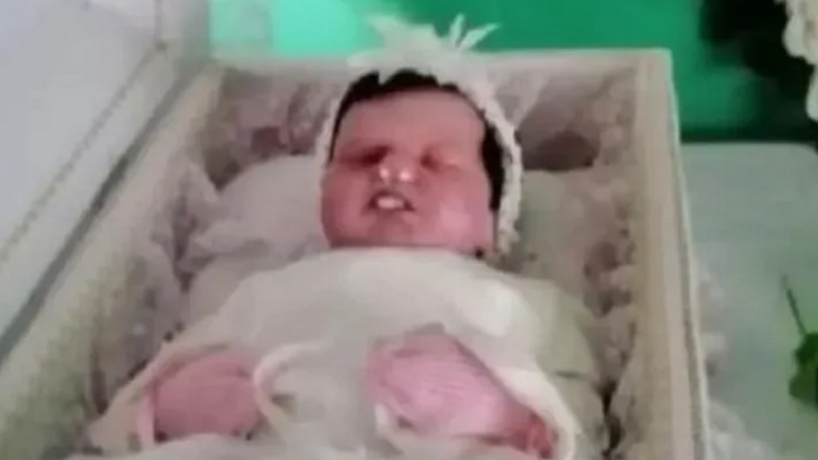 Eltern trauern um ihr Baby: Doch im Sarg liegt eine Puppe - oe24.at