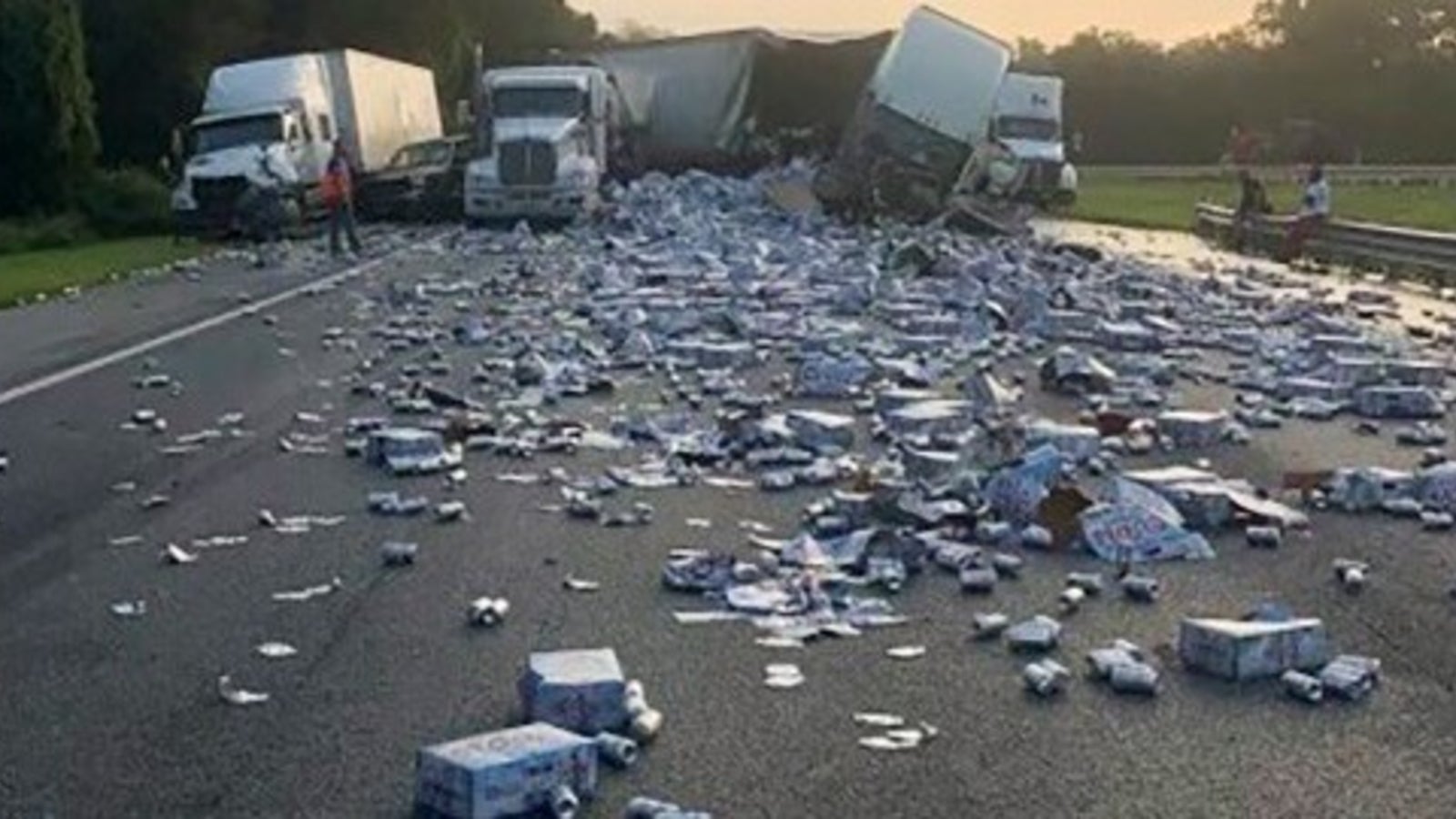 LKW verliert bei Crash komplette Ladung Bier - oe24.at
