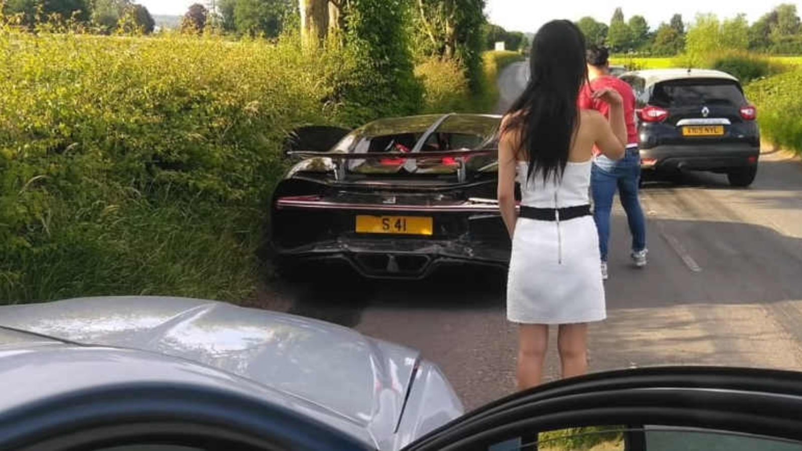 Jaguar schießt einen Bugatti Chiron ab - Crash mit Luxusautos - oe24.at