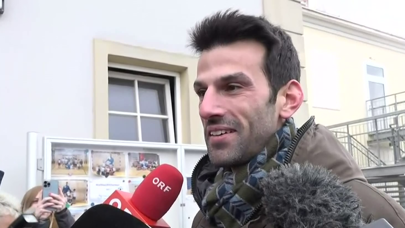 NÖ-Wahl 2023: FPÖ-Spitzenkandidat Udo Landbauer gibt seine Stimme ab ...