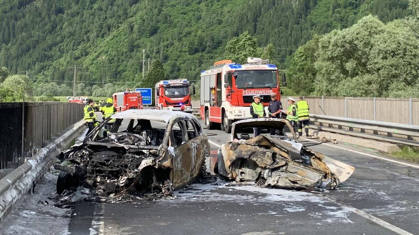 Drei Schwerverletzte bei Feuer-Crash in Kärnten - oe24.at