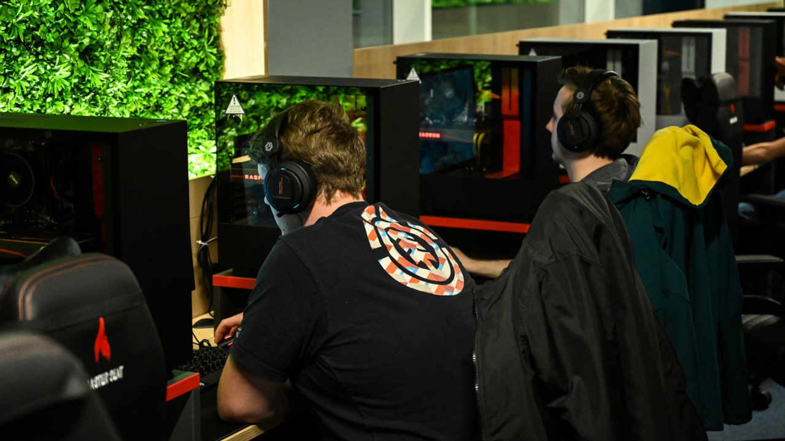 Friendly Fire: Österreichs größte Gaming-Arena in der Millenium-City ...