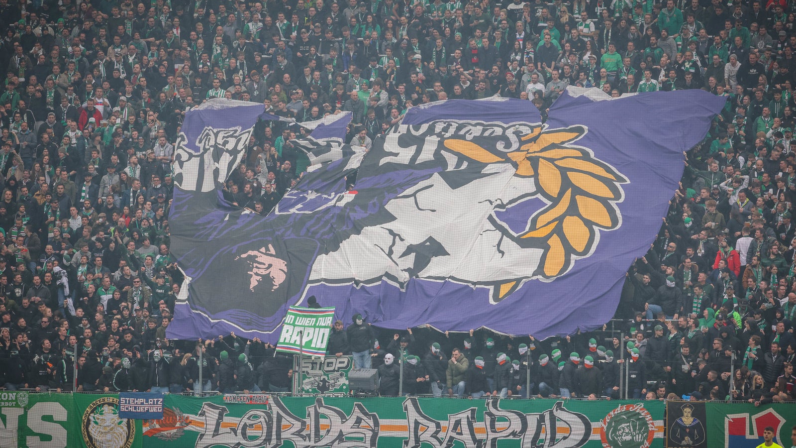 Rapid-Fans zerstückeln Austria-Banner auf der Tribüne - sport24.at
