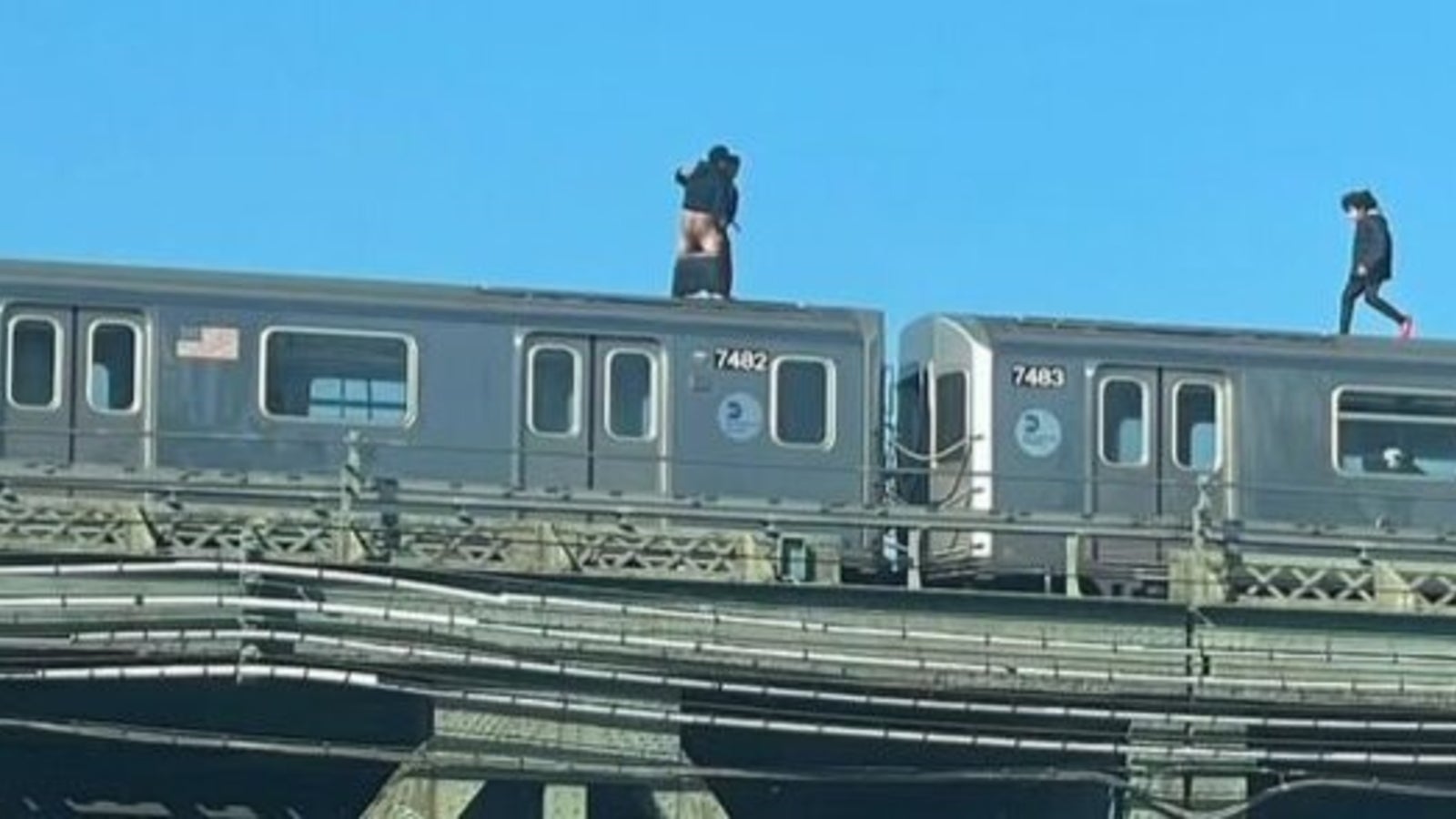 Subway-Surfer haben Sex auf fahrender U-Bahn - oe24.at