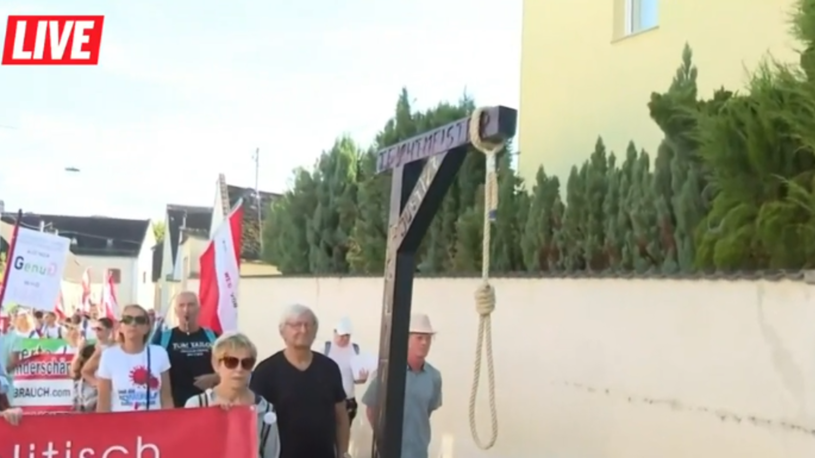 Demonstranten ziehen mit Teichtmeister-Galgen durch Wien - oe24.at