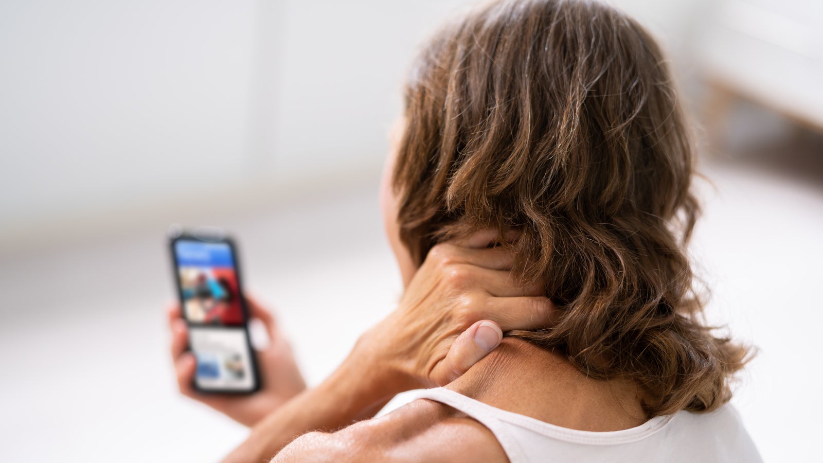 Nackenschmerzen: So werden Sie den Handy-Nacken los - gesund24.at