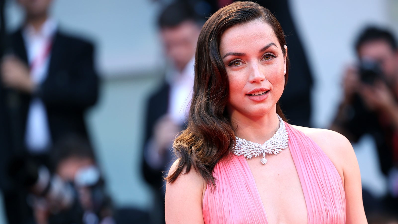 Bra-Trend: Ana de Armas lässt im neuen Modetrend tief blicken ...