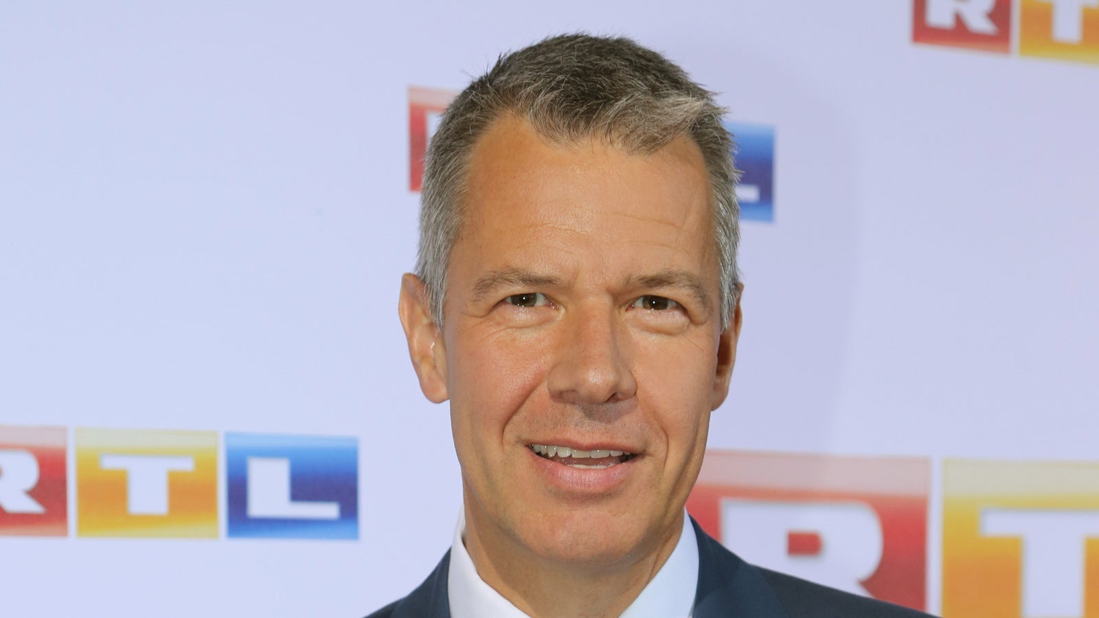 So cool reagiert RTL-Moderator auf Stromausfall - stars24