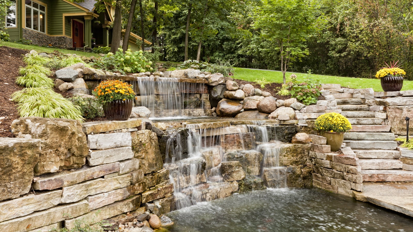 Biotop mit Wasserfall selbst bauen: So gelingts! - LIVE&STYLE