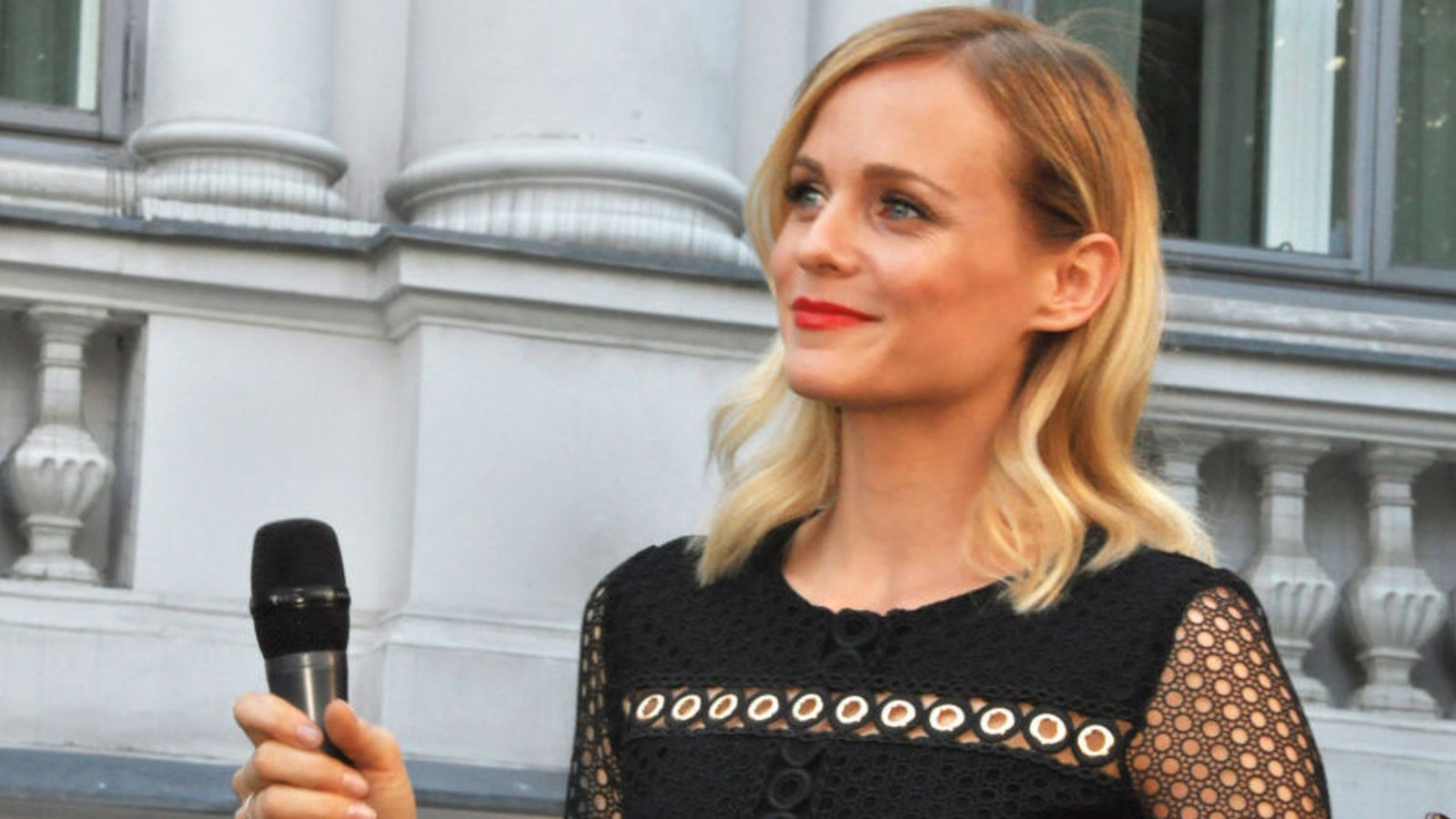 Mirjam Weichselbraun im großen Ball-Talk - madonna24.at