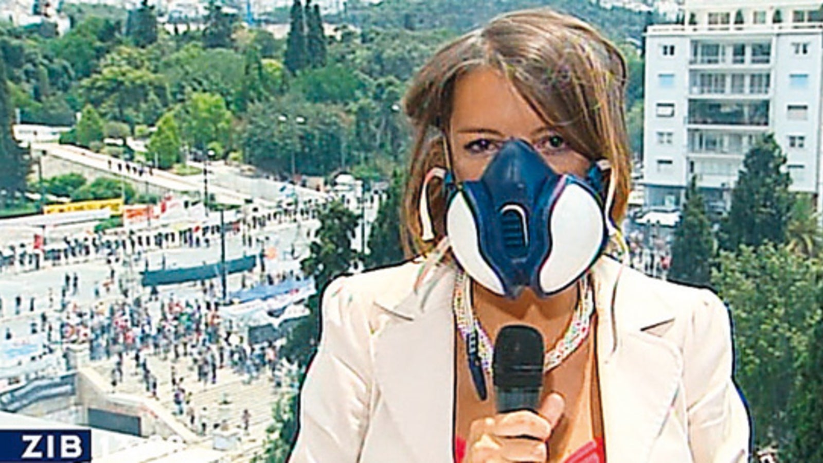 ORF-Reporterin mit Gasmaske in der ZIB - stars24