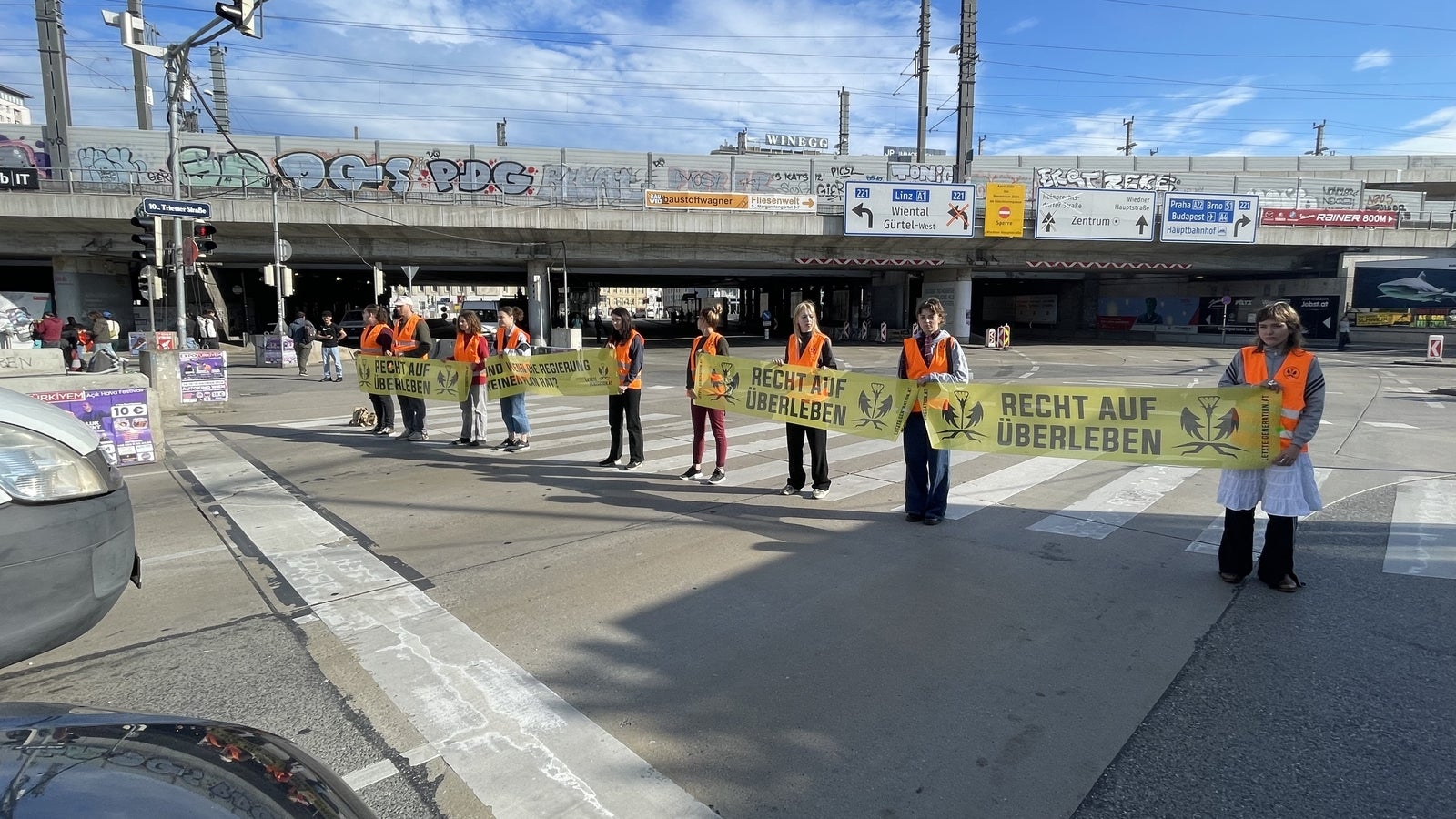 Klima-Kleber legen Verkehr in Wien lahm - oe24.at