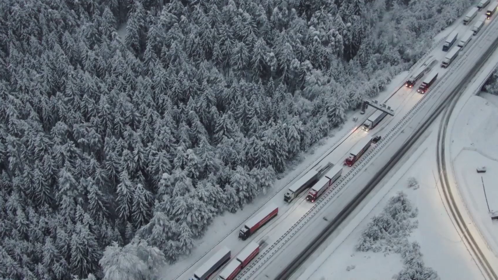 Paul Rainer | Kärnten: Schneefall sorgt für Mega-Verkehrschaos - oe24.tv