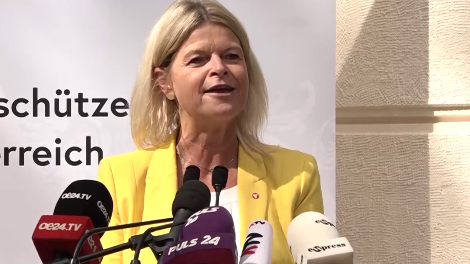Klaudia Tanner zur Eröffnung vom Bundesheer-Shop - oe24.tv