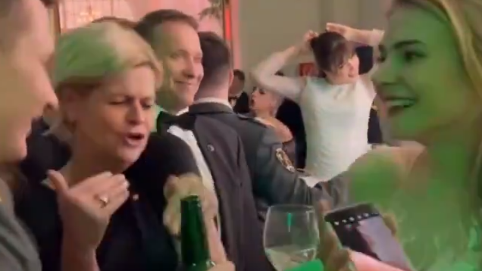 Party-Queen Tanner zeigt ihre Tanz-Moves am Ball der Offiziere ...