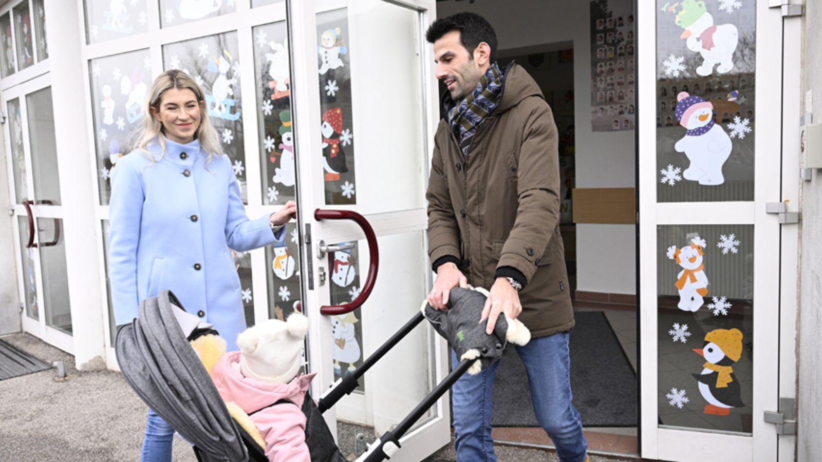 Landbauer kam mit Frau und Baby zum Wahllokal - Politik-Live