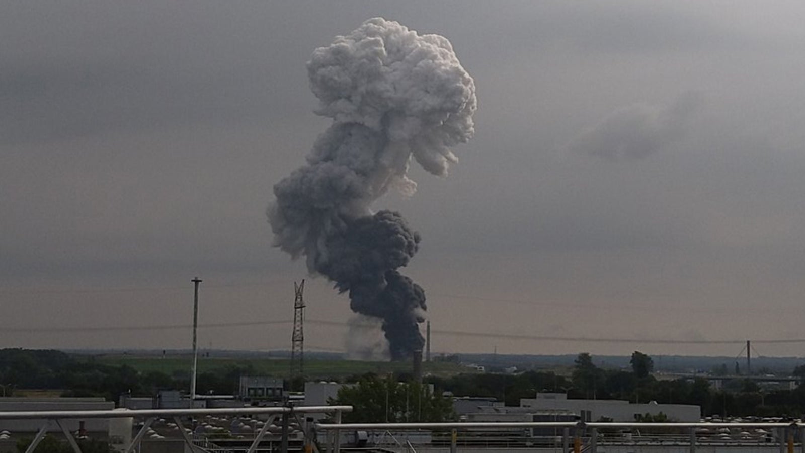 Mega-Explosion in Leverkusen: Zumindest ein Toter - oe24.at
