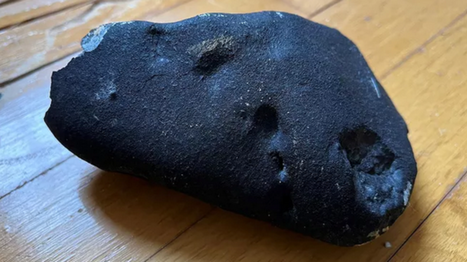 4,5 Milliarden Jahre alter Meteorit schlägt in Haus ein - oe24.at