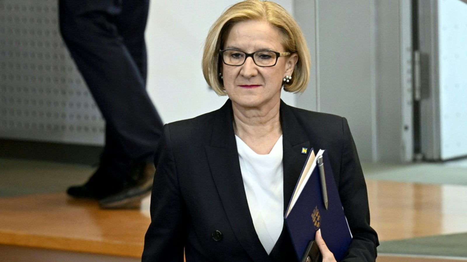 Mikl-Leitner mit 24 Stimmen erneut zur NÖ Landeshauptfrau gewählt ...