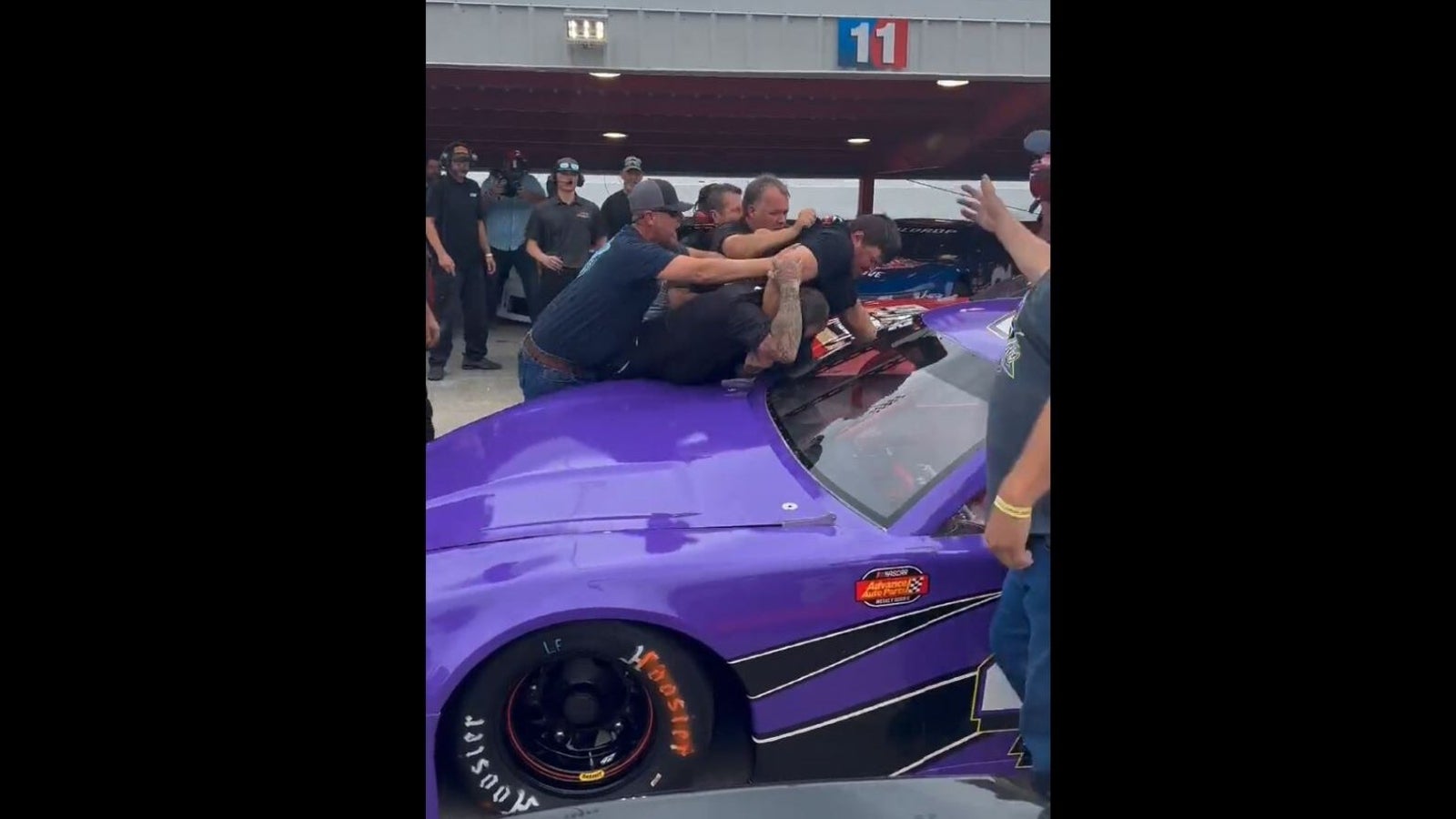 Motorsport-Stars liefern sich nach Rennende wilde Prügelei - oe24.at