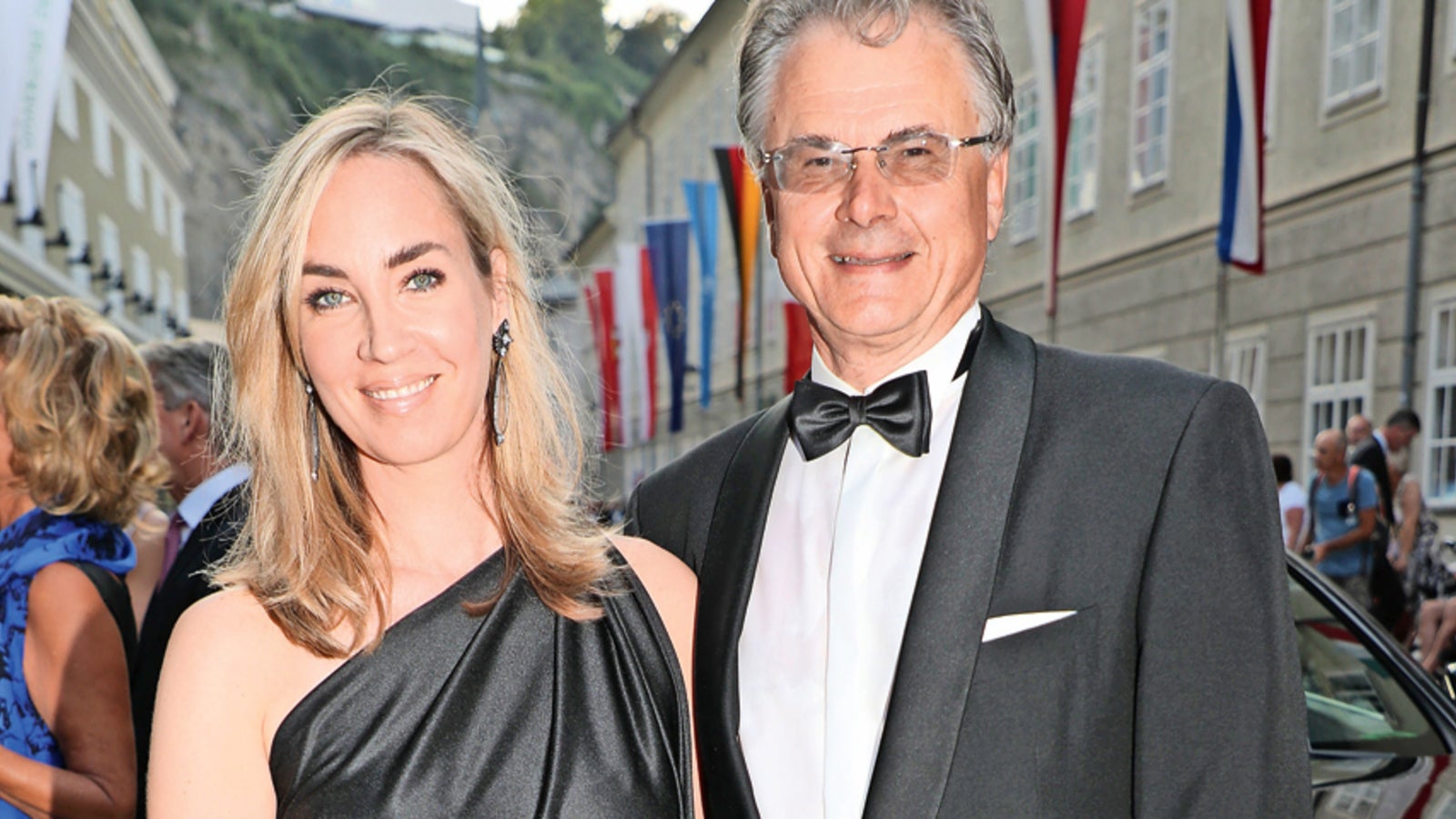 Bernhard mit neuer Begleitung - stars24