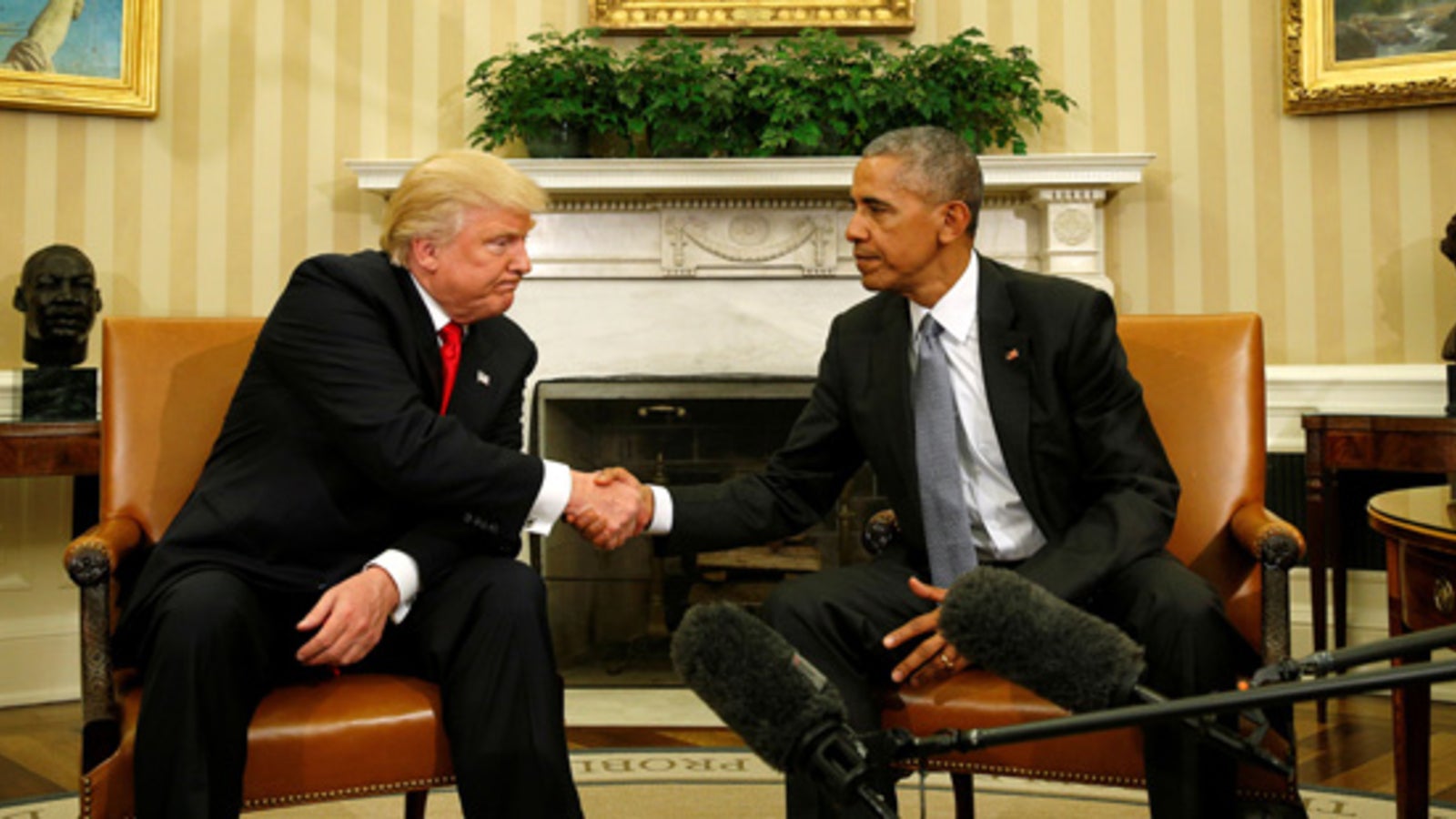 Trump trifft Obama zu Handshake im Weißen Haus - oe24.at