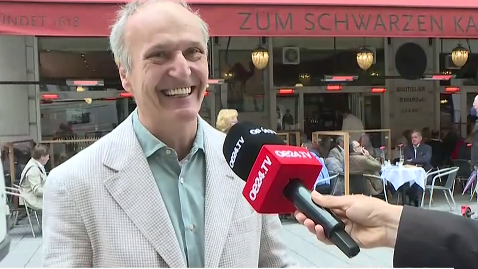 Peter Friese zum Lockdown-Ende im Schwarzen Kameel - oe24.tv