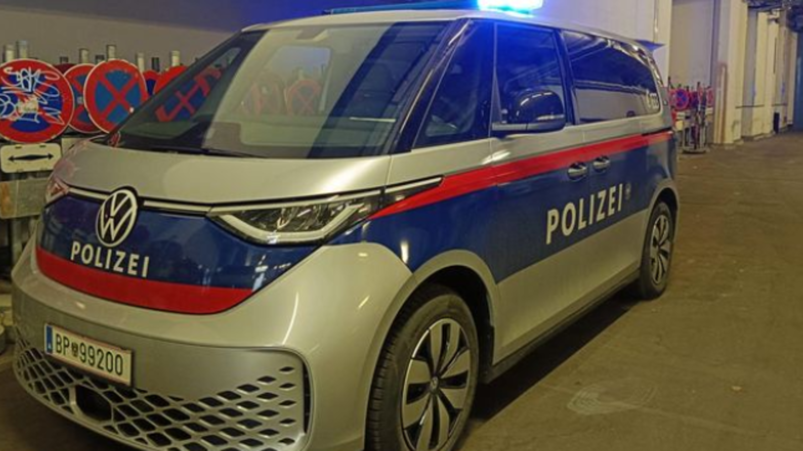 Netz lacht über neuen Polizei E-Bus in Wien - oe24.at