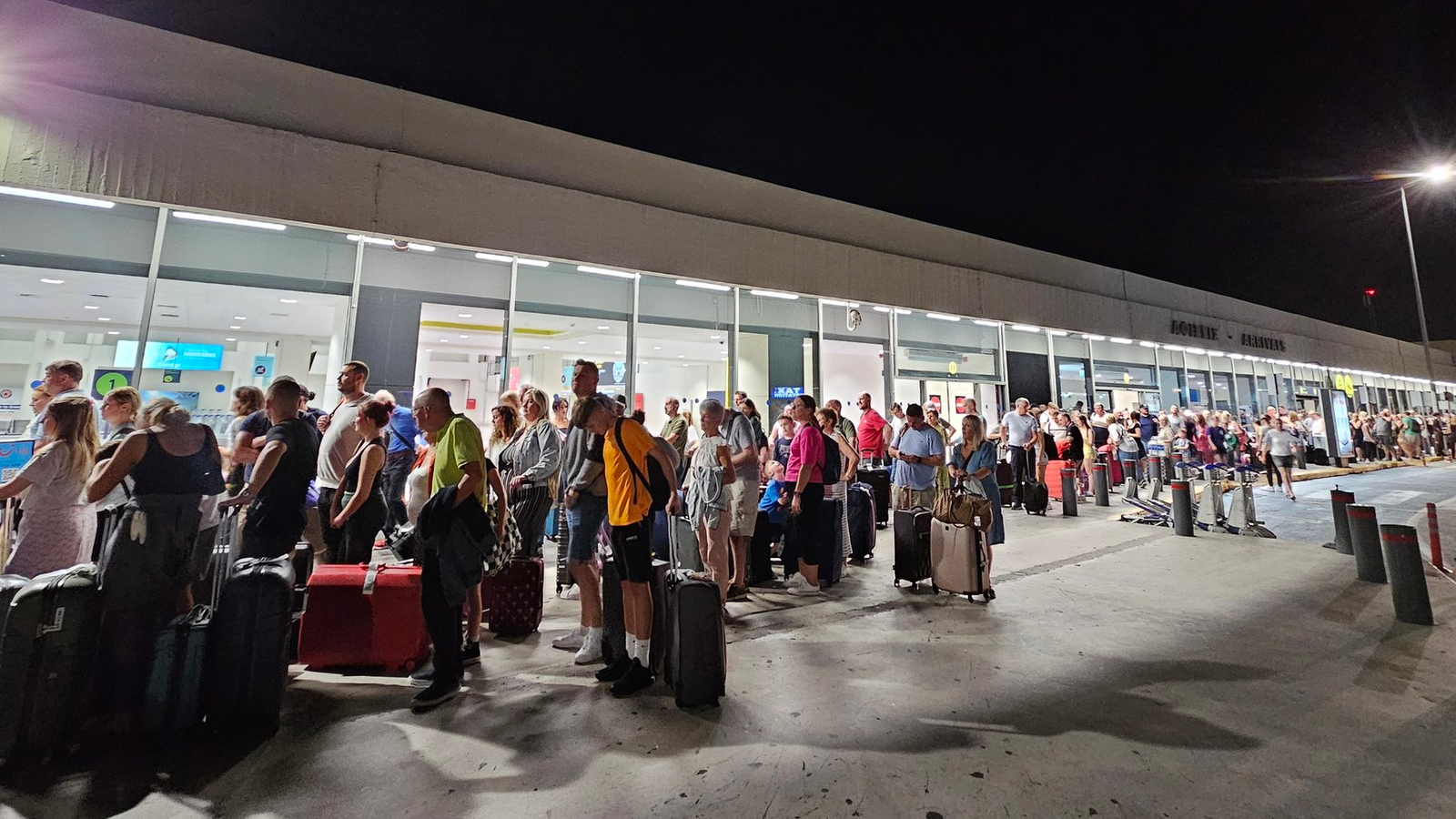 Totales Chaos: Tausende Urlauber sitzen auf Rhodos fest - oe24.at