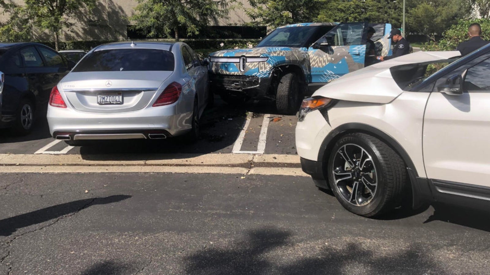 Rivian-Prototyp rammt S-Klasse und Explorer - oe24.at