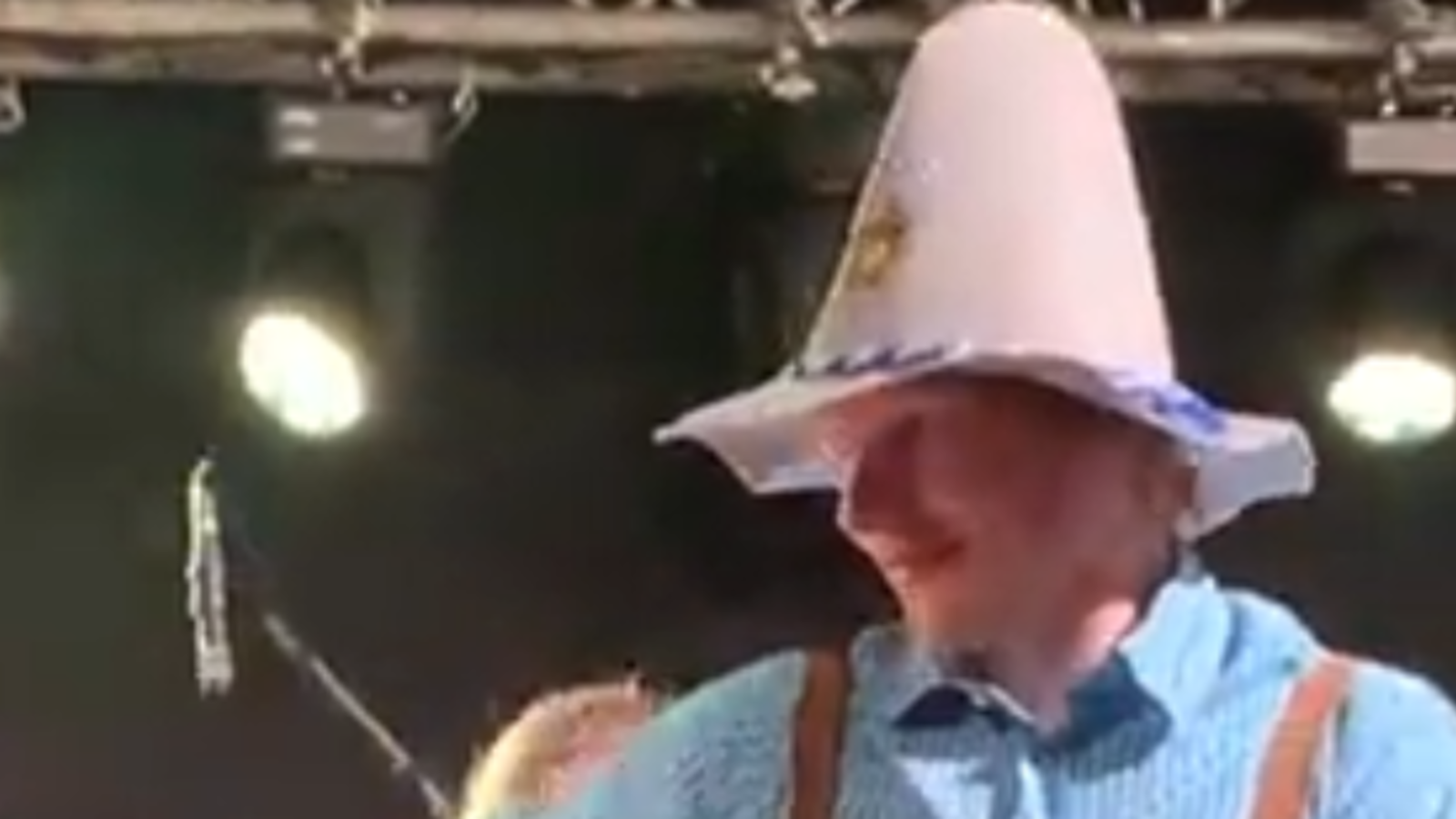 Überraschungsauftritt von Ed Sherran am Oktoberfest - oe24.at